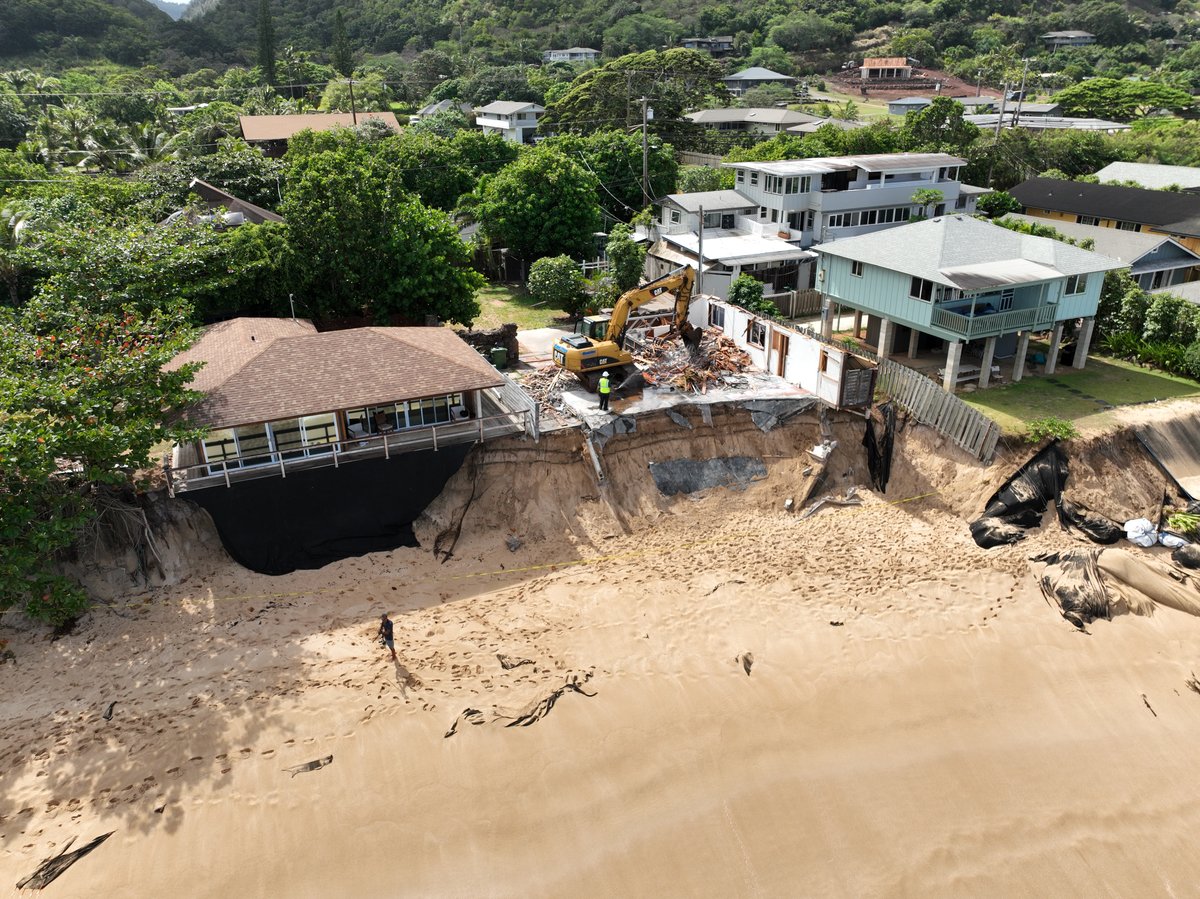 North Shore Oʻahu Home Falls into Ocean and the Fight for Beach ...